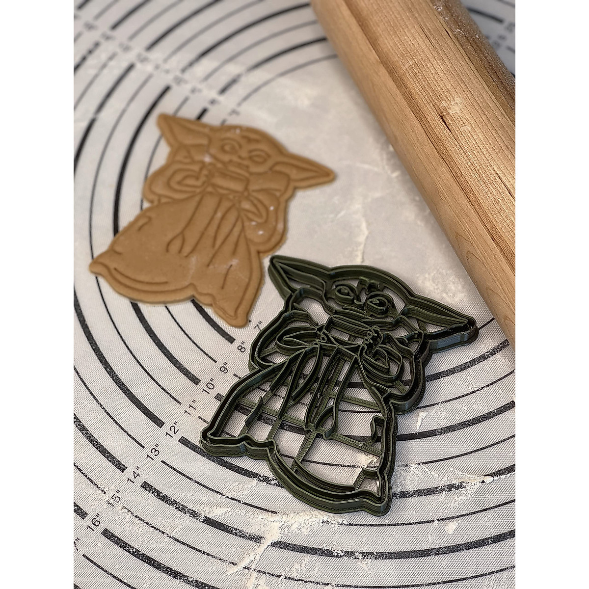 Premium Star Wars Exclusive The Mandalorian Baby Yoda Grogu With Soup Bowl Cookie Cutter Mold 4-Inch-Scale Produced by 3D Kitchen Art
