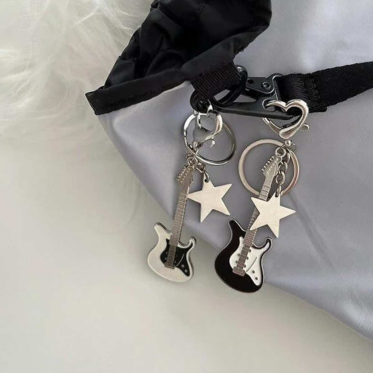 JINZHOUFZ Punk Music Bass Electric Guitar Keychain, Guitar Love Heart Star Key Teens Girls Music Lovers (black)