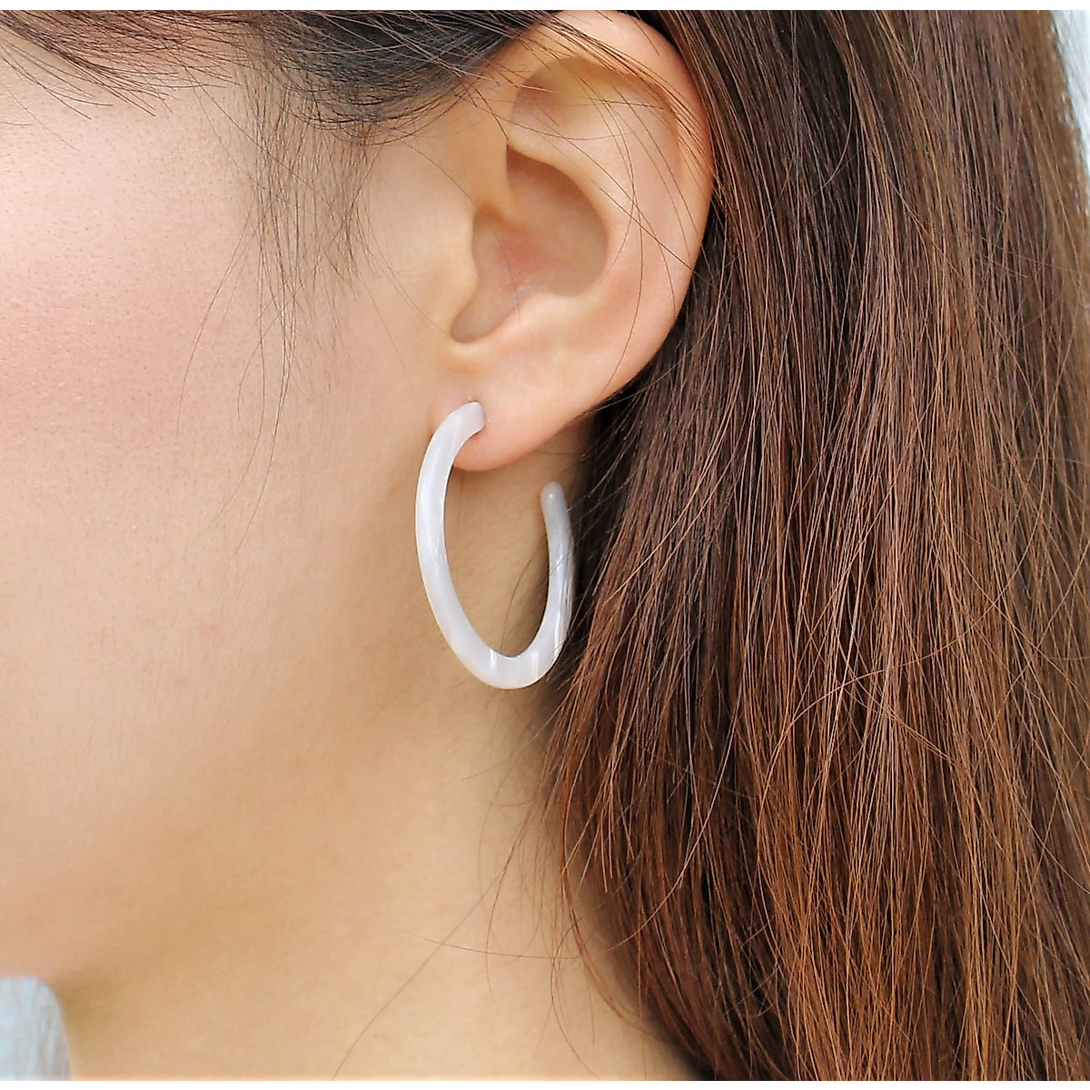 POMINA Lightweight Marble Acrylic Resin Hoop Earrings Basic Fashion White Hoop Earrings for Women (White)