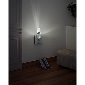 RisQiten St. Patrick's Day Night Light, LED Plug in Night Light, Green Striped Board Truck Clover Night Lights with Dusk to Dawn Sensor Decorative Kids/Adults Nightlight for Bedroom Bathroom
