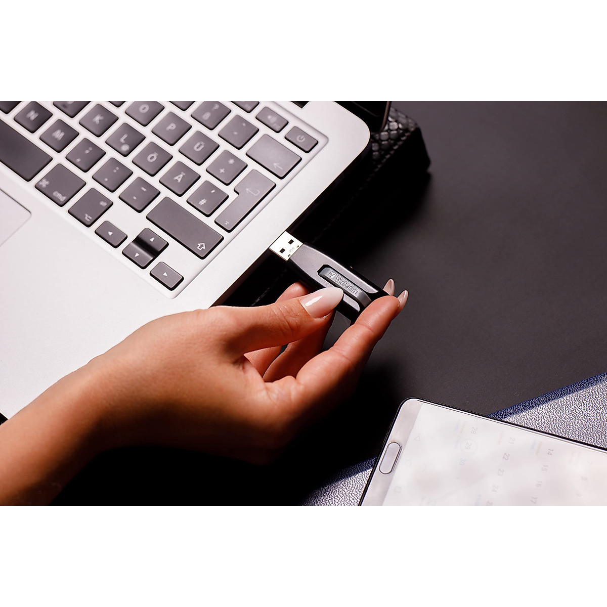 Verbatim 64GB USB 3.0 Store 'n' Go V3 Flash Drive - Cap-Less & PC/Mac Compatible - Gray