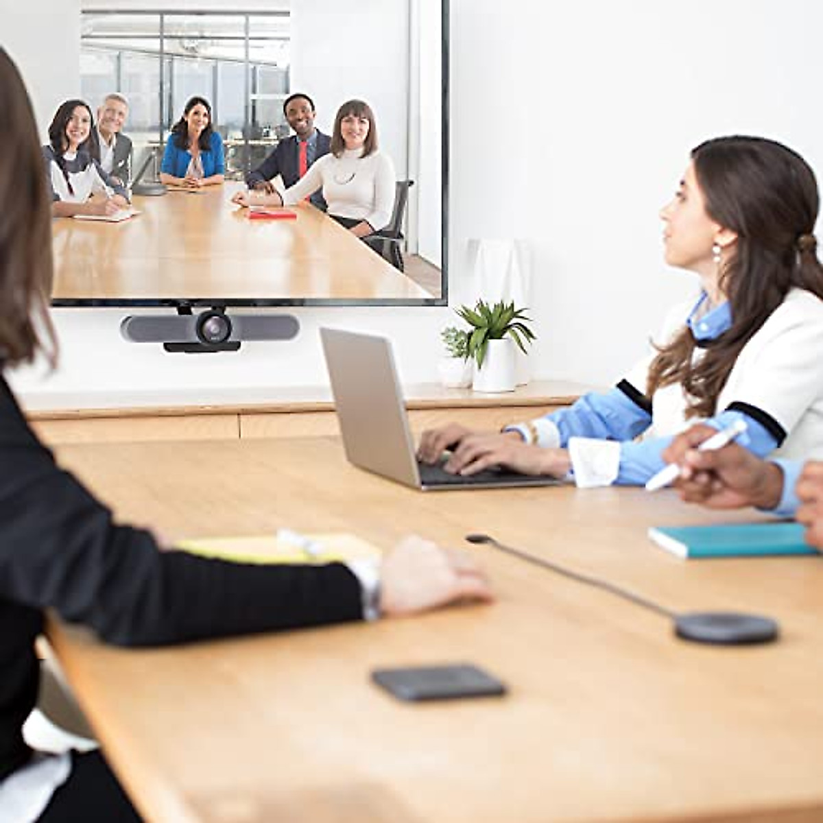 Logitech MeetUp Video Conferencing System, Ultra HD 4K/1080p/720p, 3 Microphones/Adjustable Speakers, Wide Field of View 120°, PC/Mac/Laptop/Macbook/Tablet - Black