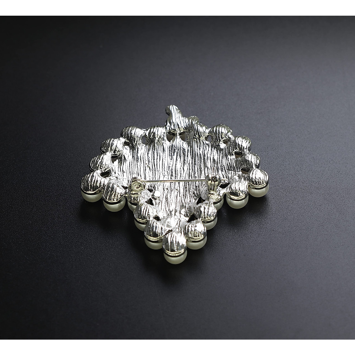 TONGXIN Alpha Kappa A Brooch Pin Sorority Paraphernalia Gift Rhinestone Brooch Sparkling Faux Pearl Brooch Pin(WHITE)