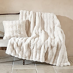 Amélie Home Warm Faux Fur Throw Blanket, Beige Fuzzy Soft Blanket, Special Wavy Pattern, Comfy Furry Throw Blankets for Couch Sofa Chair Bed, 50 X 60 Inch