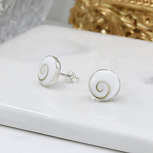 AeraVida Dainty Casual Round 10mm Swirl Shiva Shell .925 Silver Post Earrings