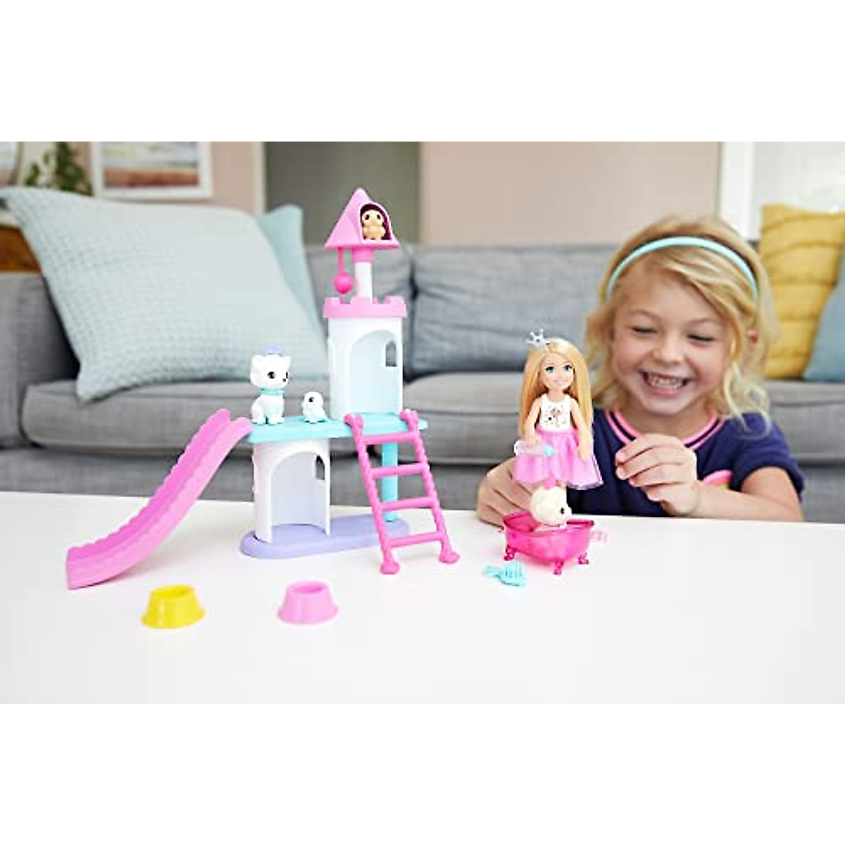 Barbie Princess Adventure Chelsea Pet Castle Playset, with Blonde Chelsea Doll (6-inch), 4 Pets and Accessories, Gift for 3 to 7 Year Olds