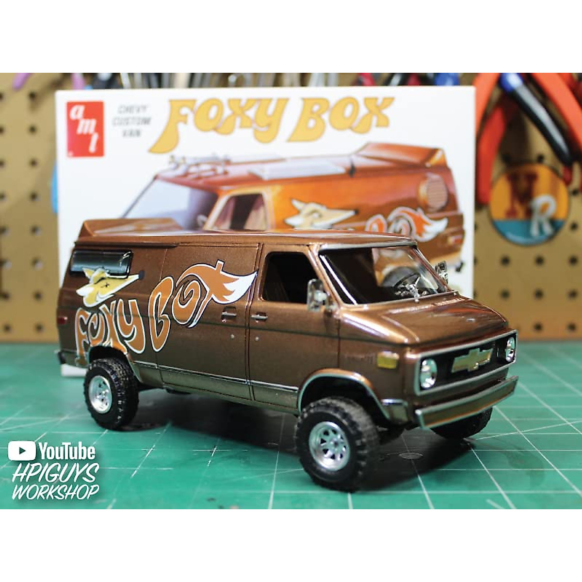 AMT 1975 Chevy Van Foxy Box 1:25 Scale Model Kit