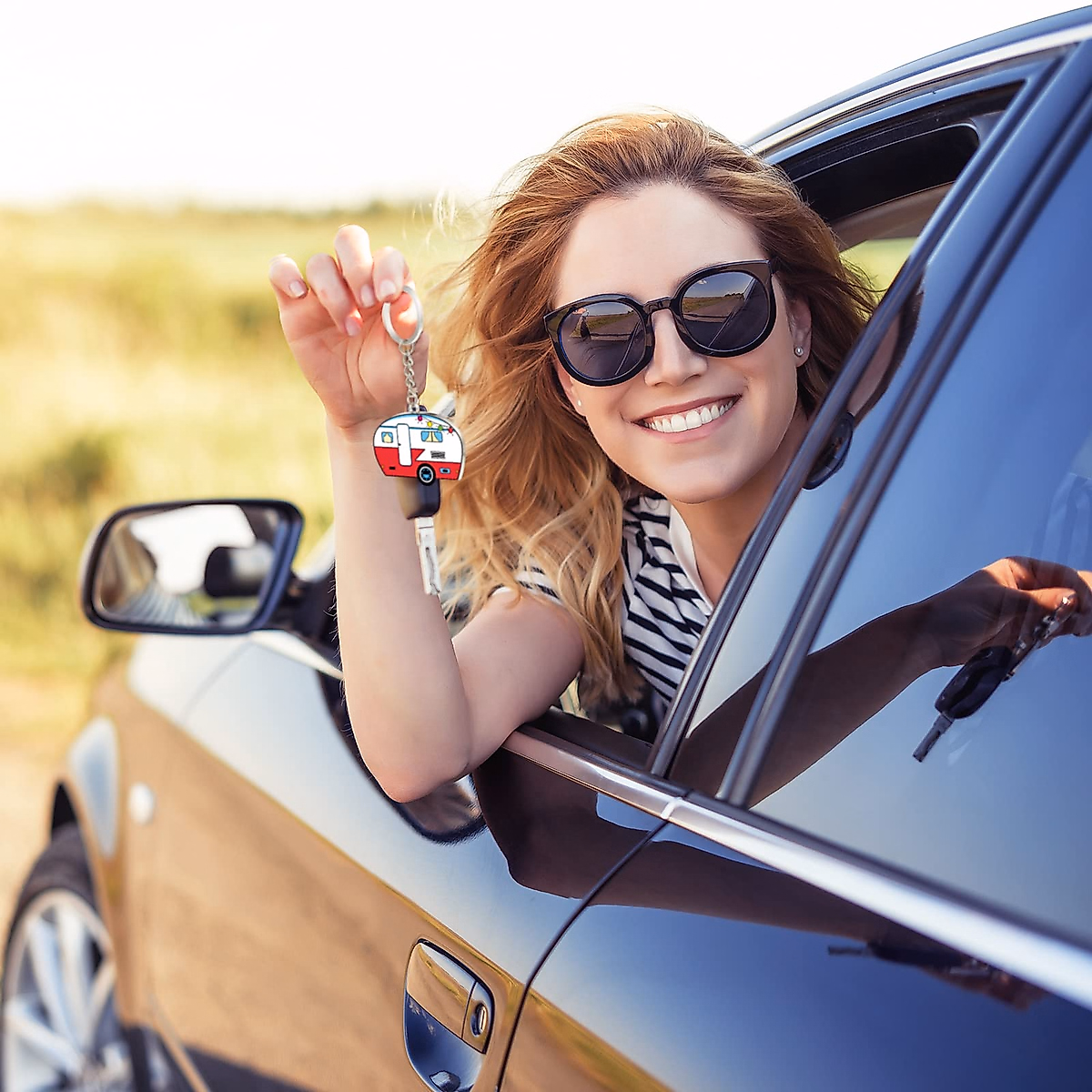 Hicarer 2 Pieces Retro Camper Keychain Cute Camping Car Keychain Travel RV Key Ring for Key Bag Decoration