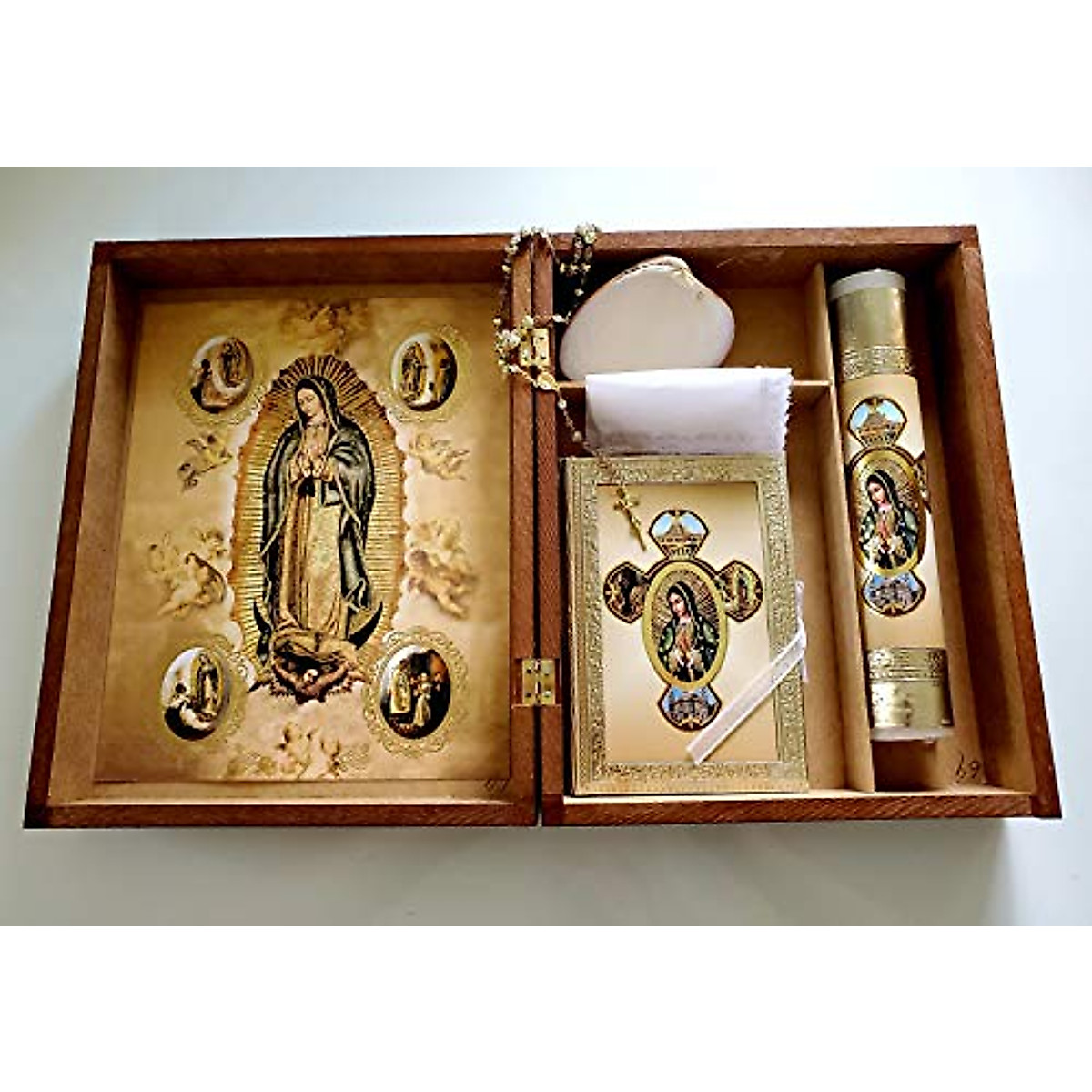 Vela para Bautizo con Caja de Madera con 12 Organzas de Recuerdos con Rosarios Biblia en Espanol