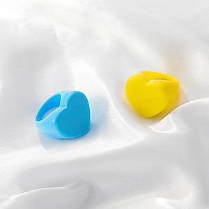 XUN Zhe 3Pcs Colorful Resin Heart Chuncky Rings Set,Cute Love Heart Shaped Acrylic Finger Rings Bands Jewelry for Women Teen Girls Party Accessories (Green Blue Pink)