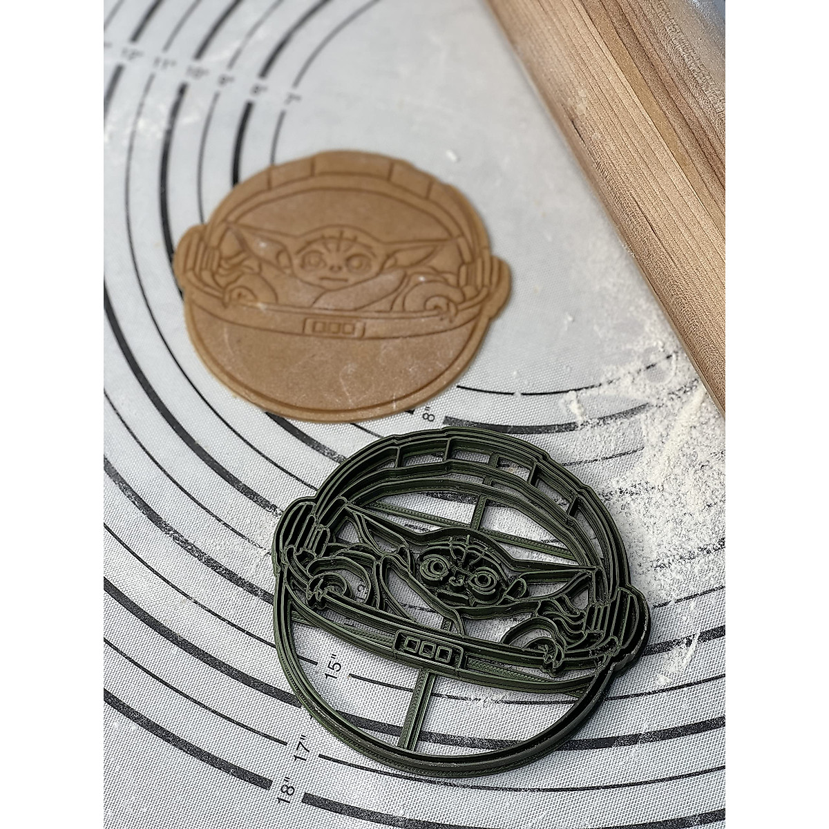 Premium Star Wars Exclusive The Mandalorian The Child in Hovering Pram Baby Yoda Grogu in a Stroller Cookie Cutter Mold 4.5-Inch-Scale Produced by 3D Kitchen Art