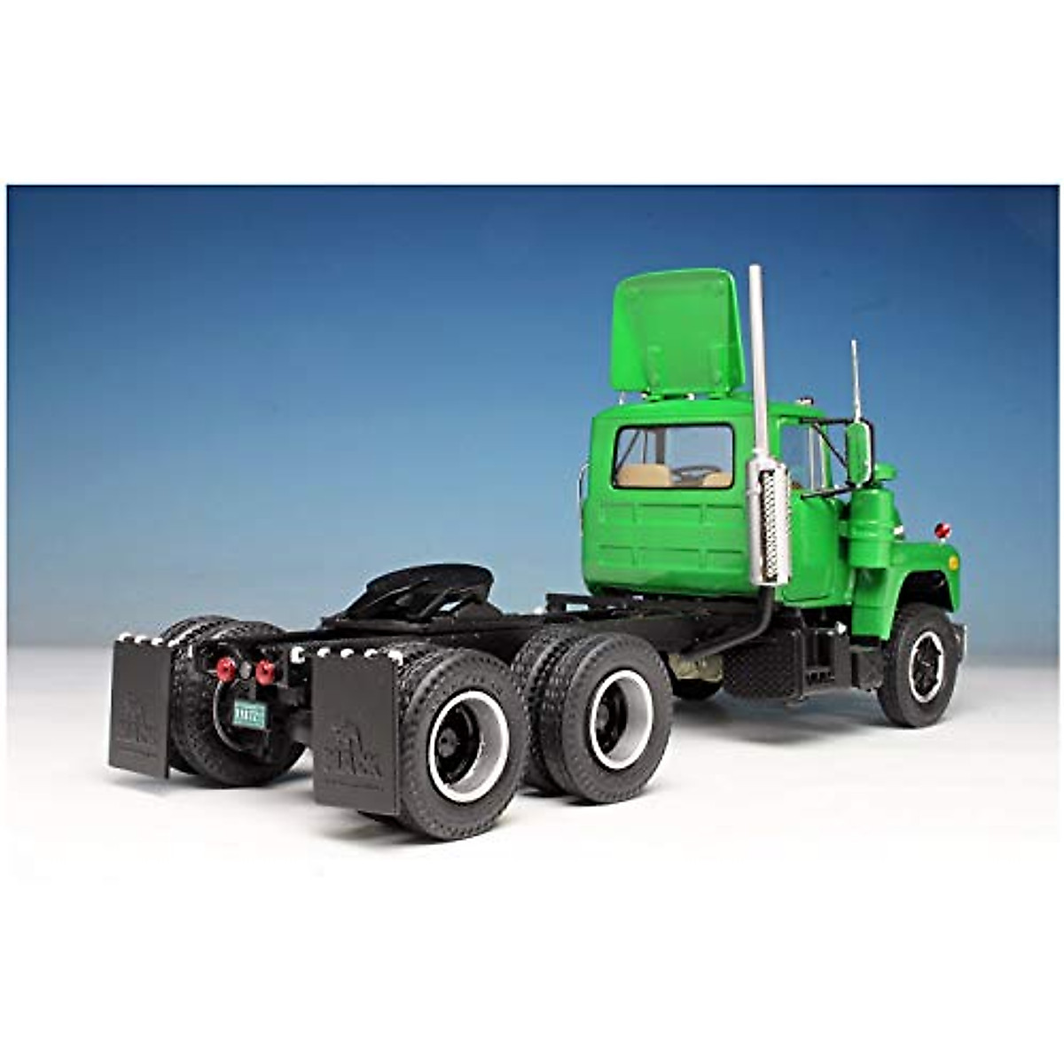 AMT Mack R685ST Semi Tractor 1:25 Scale Model Kit (AMT1039)