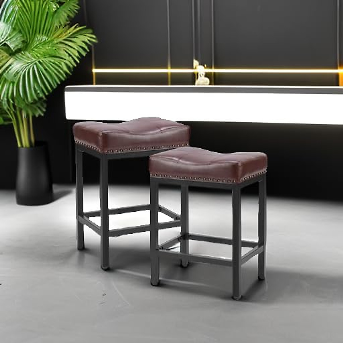 Sweetcrispy Bar Stools Set of 2， 24 inch Counter Height Bar Stools, Upholstered Modern Kitchen Barstools with Metal Base, PU Leather Saddle Stools for Kitchen Island, Brown