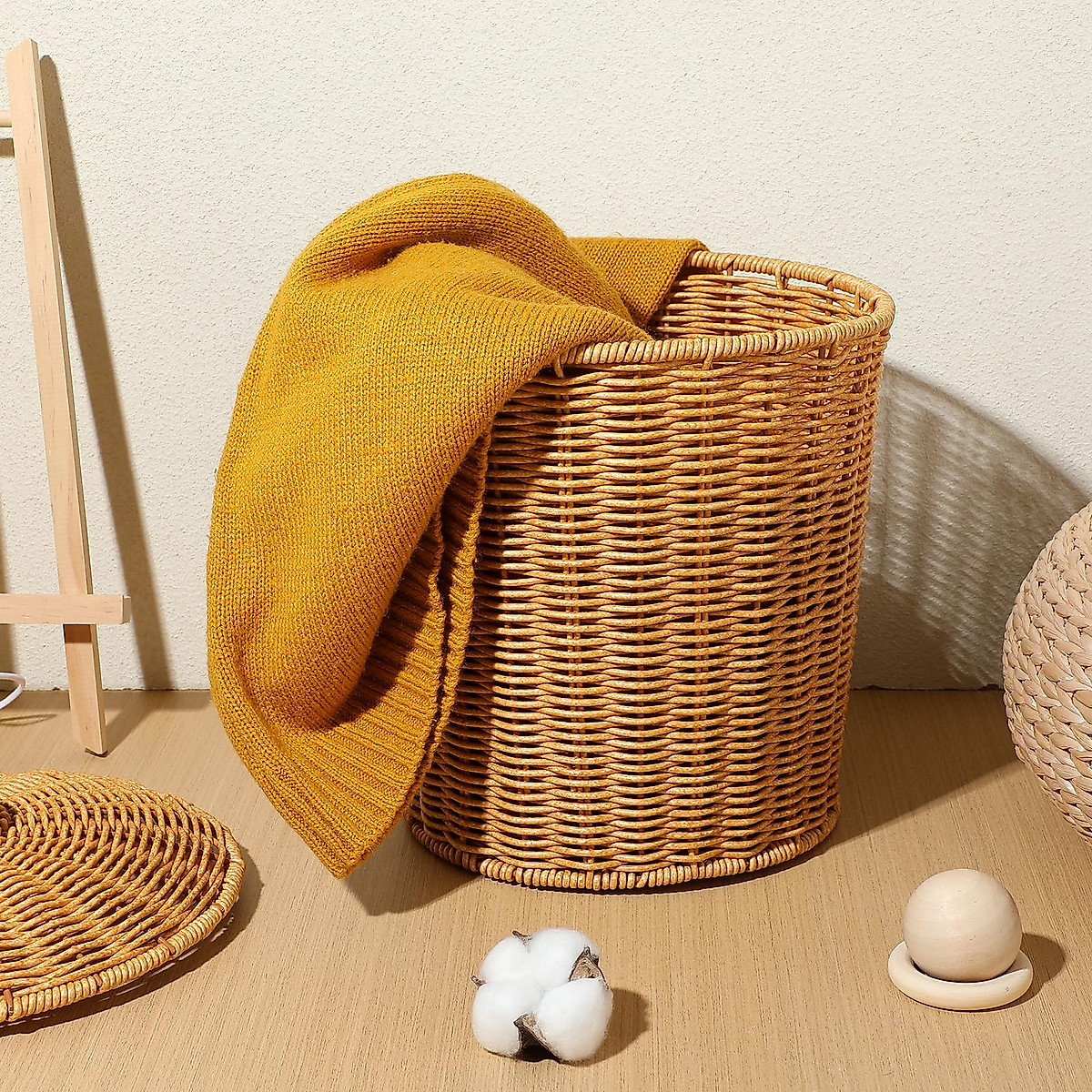 DEARMAMY Rattan Waste Basket Wicker Trash Can with Lid Round Trash Bin Woven Storage Basket Clothes Container Laundry Hamper for Bedroom Living Room Bathroom Chocolate