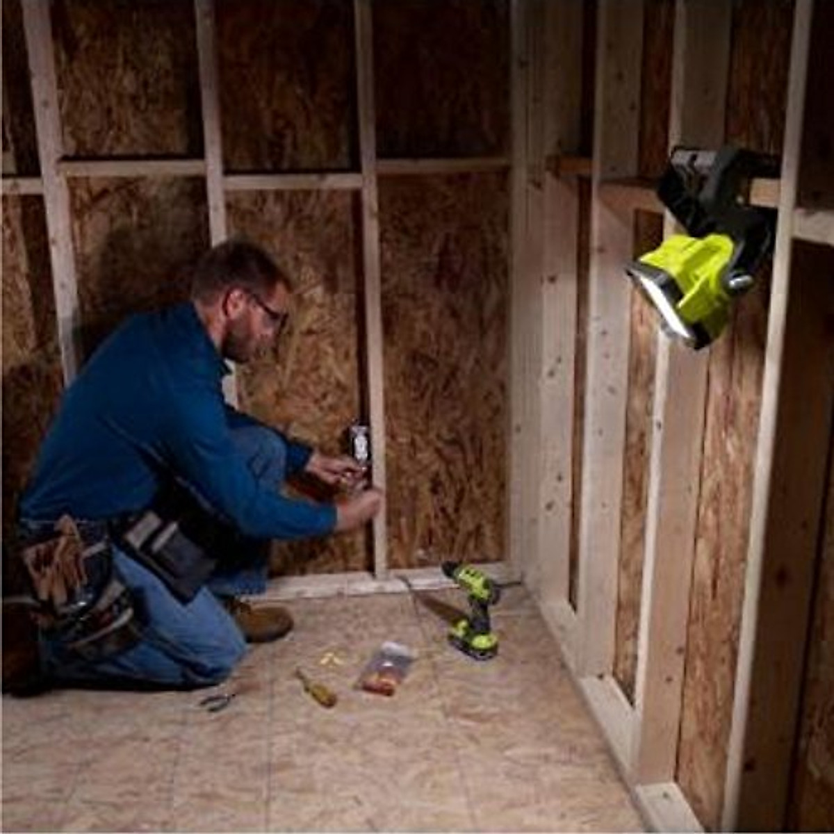 Ryobi P720 One+ 18-Volt Dual Power 20-Watt LED Work Light w/ Tripod Mount (Battery Not Included / Tool Only)