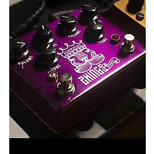 StewMac Two Kings Boost Pedal Kit With White Enclosure, 9 Volt Battery, and DC Powered, Based on the King Of Tone