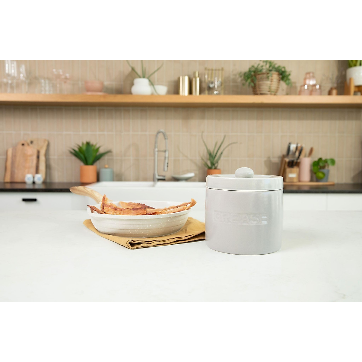 CYPRESS SUNRISE Bacon Grease Saver with Strainer - 32oz Ceramic Container for Kitchen Holds Bacon Fat Drippings Oil for Reuse - Keeper Can Hold Cooking Frying Oil - Dishwasher Safe