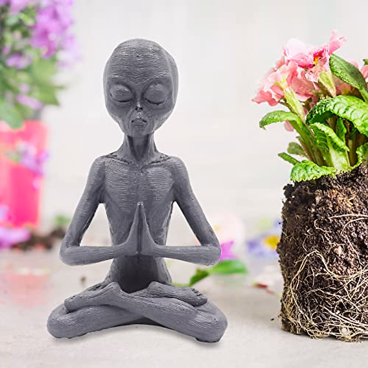 Dnoifne Garden Statue Meditating Alien Sculptures, Meditating Alien Resin Ornament, UFO Indoor Outdoor Garden Decor, Meditating Alien Figurines