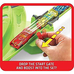 Hot Wheels Toy Car Track Set Colossal Crash, More Than 5-Ft Wide, Powered by Motorized Booster, 1:64 Scale Car