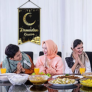 Ramadan Kareem Hanging Door Sign Ramadan Decorative Hanging Sign Muslim Party Decorations Black Gold Moon Lantern Banner for Ramadan Kareem Eid Mubarak Home Decor Muslim Ramadan Party Supplies Favor