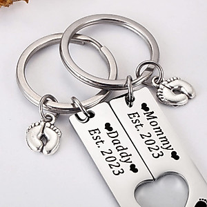 Pregnancy Announcement Gifts for First Time New Moms Dad to be Gender Reveal New Baby Gift Basket for Parents - Daddy and Mommy Est 2023 Keychain Set