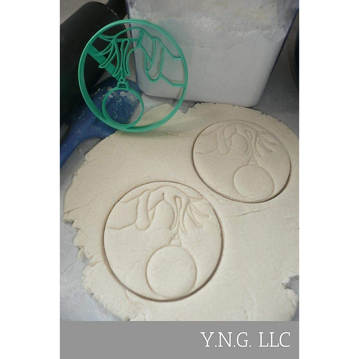 THE GRINCH HAND HOLDING CHRISTMAS ORNAMENT HOLIDAY COOKIE CUTTER MADE IN USA PR4106