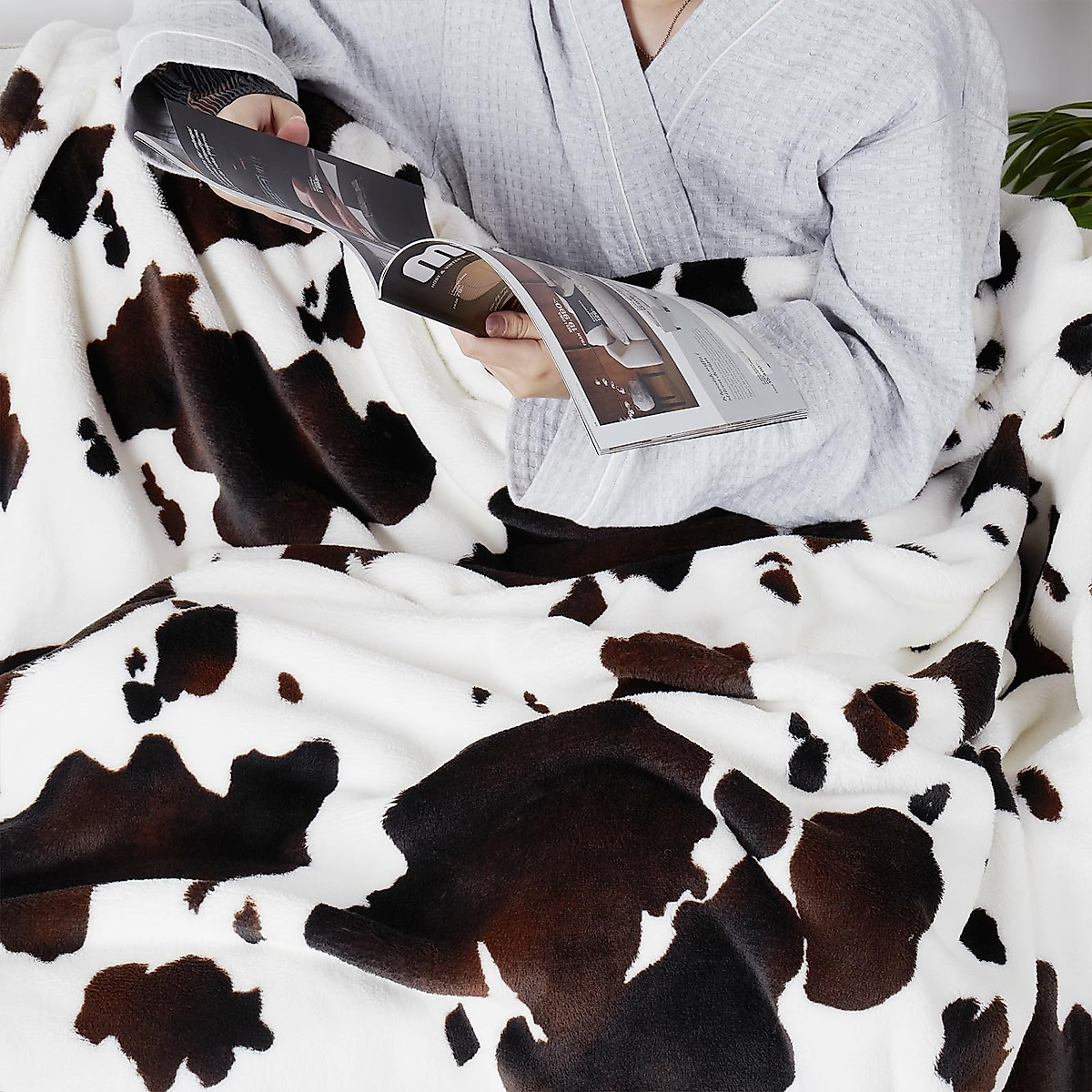Cozy Bliss Cow Print Throw Blanket Non Shedding MilkyPlush™ Fleece 330GSM Thick Blankets Western Room Decor Super Soft Warm for Adults Kids Girl Gifts Bedroom Couch Sofa Travel Black Brown 50"x60"