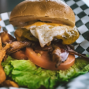 Kingrol 30 Black Oval Fast Food Baskets w/ 250 Black Checkered Deli Liners, 8.9 x 5.6 x 1.5 Inch Plastic Platter, Storage Basket Bin for Home, Office, School, Picnic