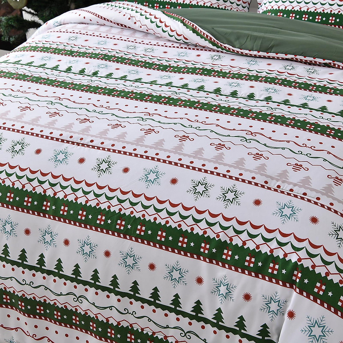 Dinjoy Christmas Comforter Set King Size, Green White Snowflake Christmas Tree Printed Pattern Holiday Bedding Set 3 Pieces, Soft Microfiber Xmas Holiday New Year Gift Bed Comforter 104" x 90"