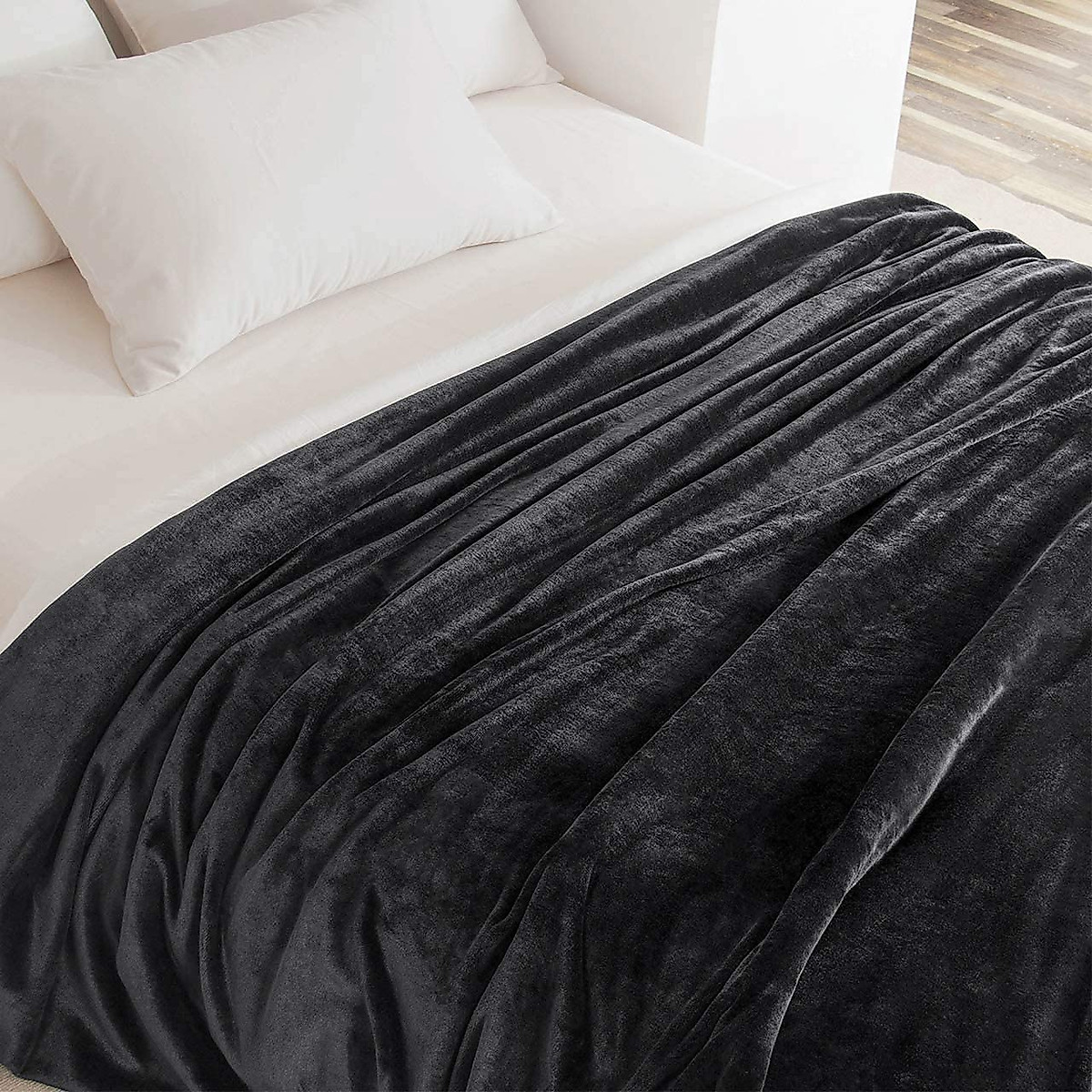 EIUE Comfortable Flannel Throw Blanket,Twin Size Full Body Warming Premium Fleece Bedding Quilt,Reversible Microfiber Blanket for All Season(Black,60x80inch)