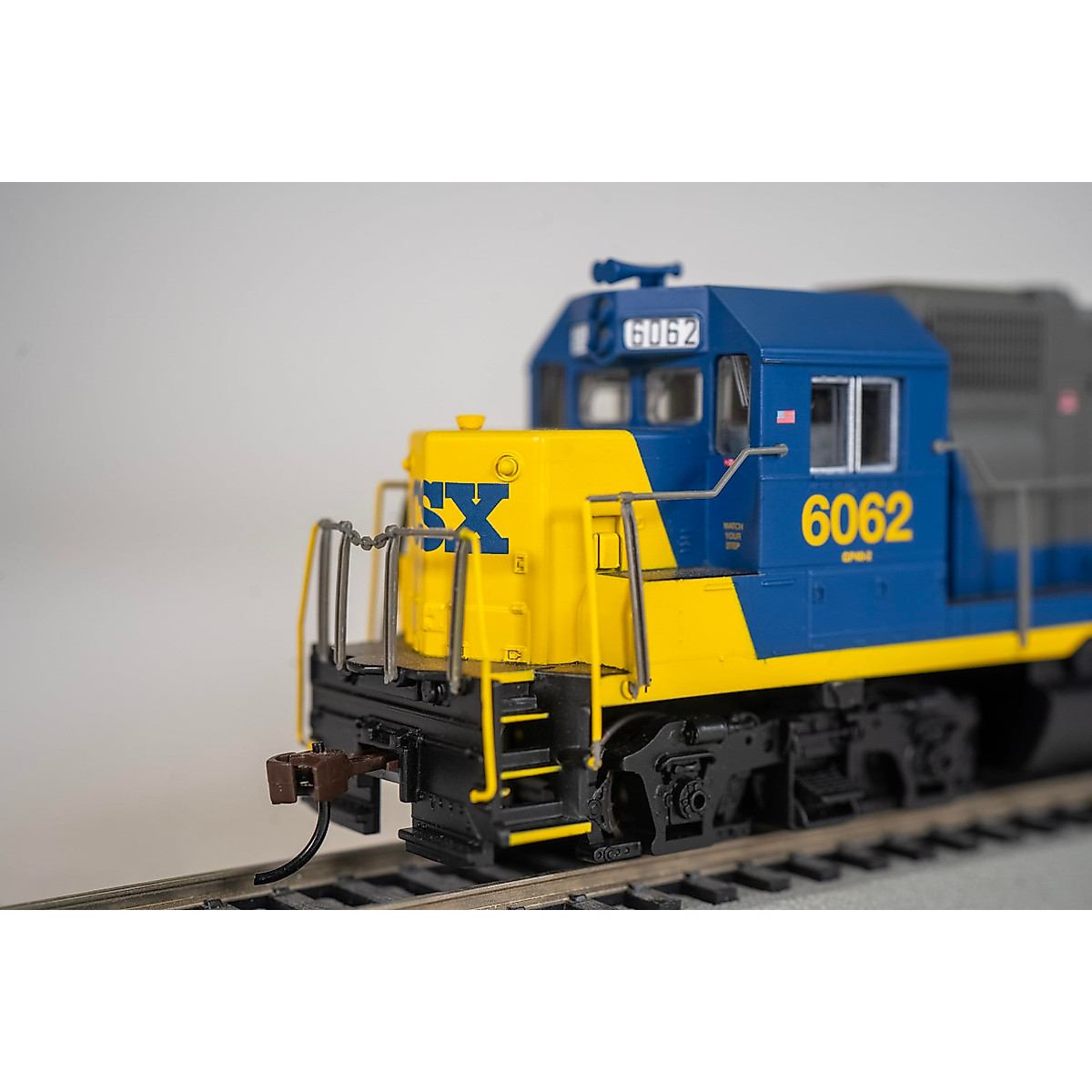 Bachmann Trains - EMD GP40 - DCC Equipped Diesel Locomotive - CSX® #6062 (Bright Future) - HO Scale