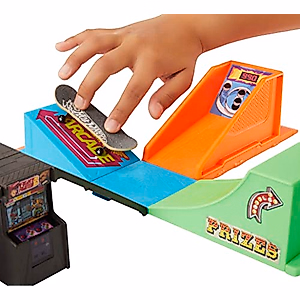 Hot Wheels Skate Arcade Skatepark Playset, Includes Exclusive Tony Hawk-Designed Fingerboard and 1 Pair of Removable Skate Shoes for Kids