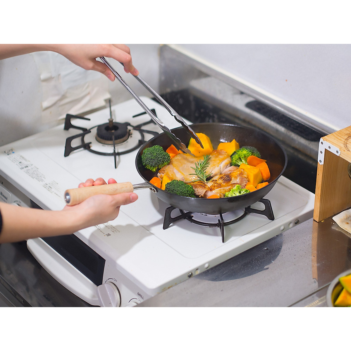 Sugiyama Metal KS-3044 Frying Pan, 10.2 inches (26 cm), Compatible with Induction and Gas Fires, Iron, Made in Japan, Artisan Flavor, Nano Embossing, Light Even Though Iron is Light, Oil Friendly