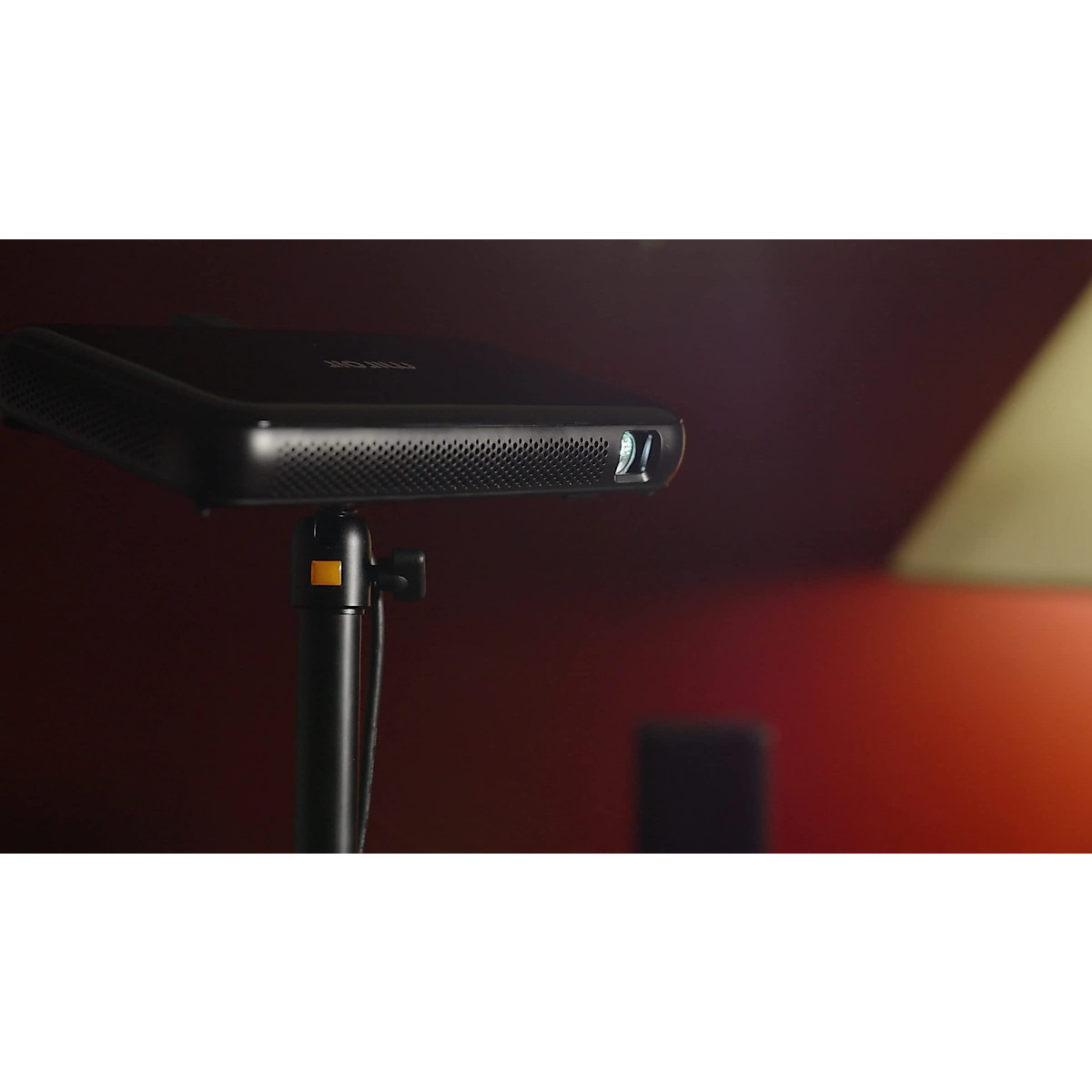Miroir M600 1080p Battery-Powered Projector, Experience Professional presentations with The USB-C Technology & Sleek Design Making it Perfect for elevating Business presentations to The Next Level.