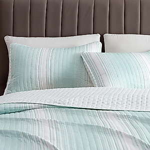 Great Bay Home 2-Piece Reversible Blue Twin/Twin XL Quilt Comforter with 1 Sham | Lightweight, All-Season, Cozy, Modern Bedspreads | Ombre Striped Coverlet Sets | Everette Collection