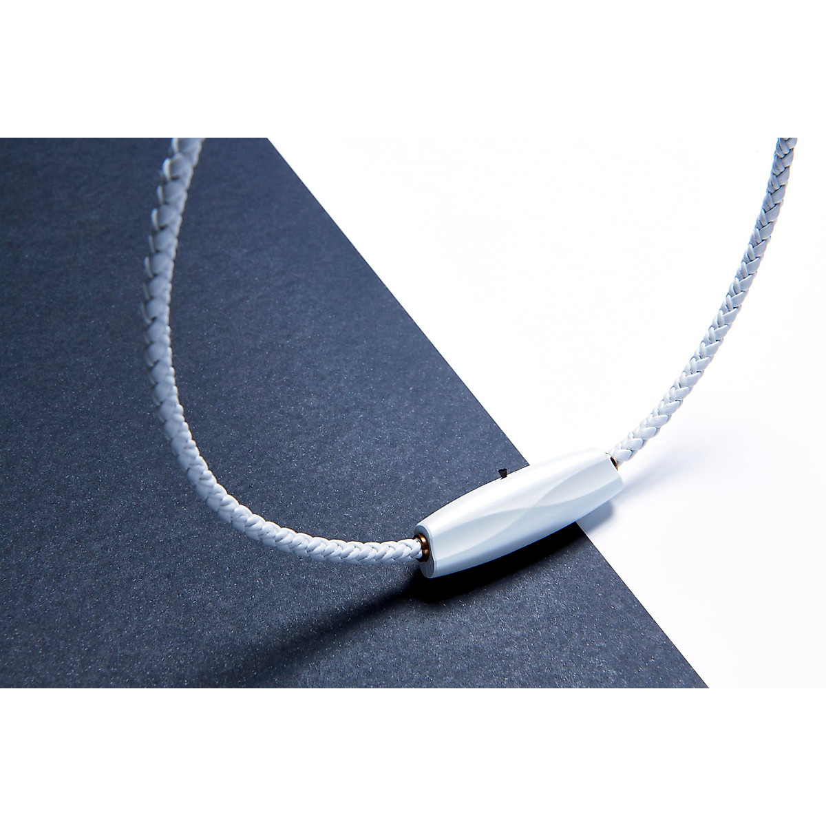 Airvida M1 Ionic Wearable Air Purifier (White) – Up to 99% Pollutant Removal Rate, Stylish & Lightweight with 3 Modes, Titanium Necklace & Clip, Silent Operation, 20g