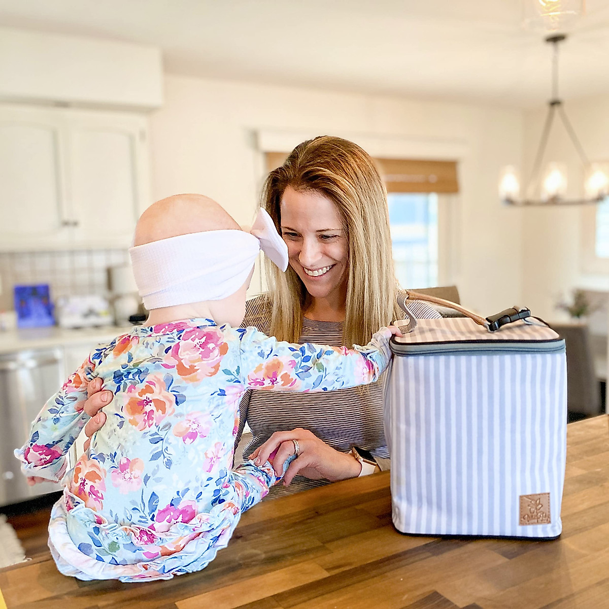 The White-Lily Market Insulated Baby Bottle and Breastmilk Cooler Bag | Ice Pack Included | Daycare and On the Go Travel Bag | Fits Tall, Wide and Small Baby Bottles, 4oz to 9oz, Gray & White