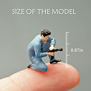 kivcmds Painted Figure 1:64 Scale Mini Model Trains Architectural Plastic People Figures Squatting Photography Man Figure Model,Suitable for Miniature Scenes(64260B)