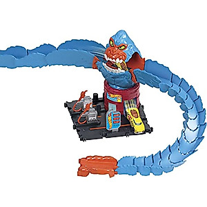 Hot Wheels Toy Car Track Set City Wreck & Ride Gorilla with 1:64 Scale Car, 3.3-Ft Long Track, Connects to Other Sets