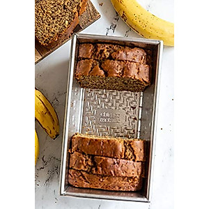 Chicago Metallic Uncoated Textured Aluminum 1-Pound Loaf Pan, 9.2 x 5.2 x 2.75 inches Inner dimensions are 8.5 x 4.5 x 2.7, Silver