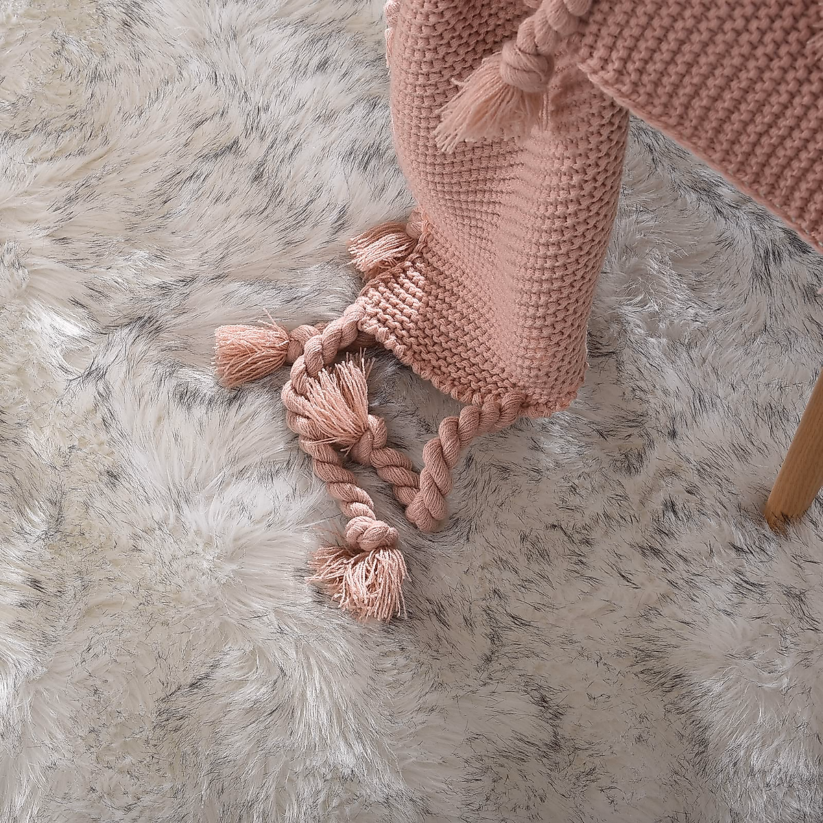 Goolela Sheepskin Rug 4x6 Faux Fur Rug White and Grey Tips Rug Fluffy Carpet Shag Rug for Living Room Bedroom Washable Fuzzy Rug Teen Room Decor Home Decor Large Rug, Sheepskin