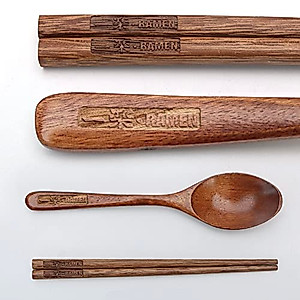 shiningsoul 4 PCS 一樂 Ramen Bowl Set - 60 OZ/ 1.8 QT Large Ceramic Bowls + Wooden Spoon & Chopsticks + Bowl Mat - 8" Big Salad Bowl, Dishwasher & Microwave Safe - Great Gift Idea For Anime Fans