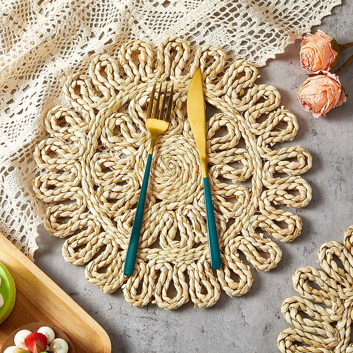 Zopeal 16 Pieces 11 Inches Woven Round Placemats Rattan Chargers Wicker Boho Placemats Natural Braided Table Mats Corn Husk Place Mats Wicker Charger Plates for Wedding(Hollow)