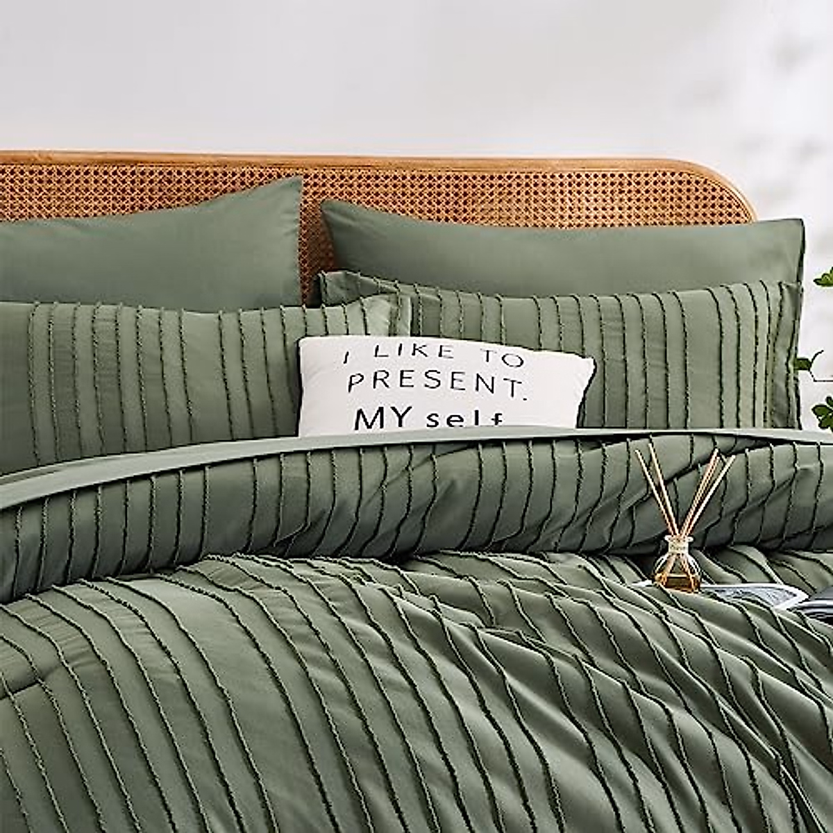 WURUIBO Queen Comforter Set,7 Pieces Bed in a Bag Green Tufted Comforters Queen Size,Stripe Textured Soft Microfiber All Season Bedding Set(Green,Queen)