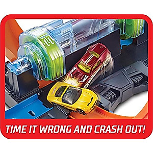 Hot Wheels Toy Car Track Set, Corkscrew Crash with 1:64 Scale Car, 3 Crash Zones, Powered by Motorized Booste, [Amazon Exclusive]