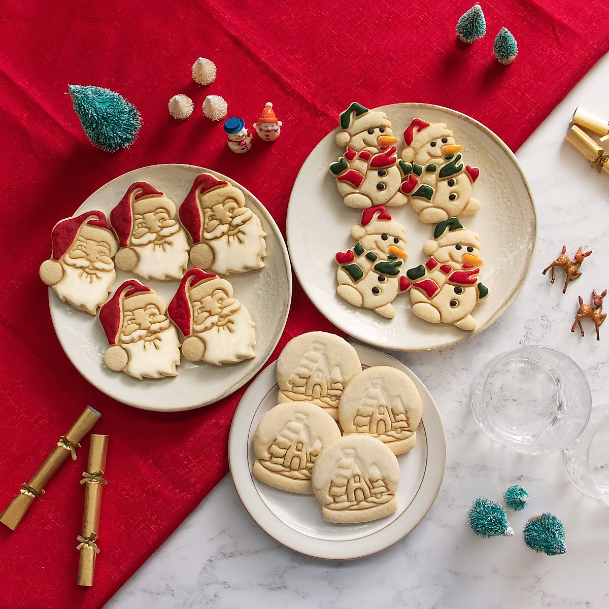 Set of 3 Christmas themed cookie cutters (Designs: Santa Claus, Snow Globe, and Snowman), 3 pieces - Bakerlogy