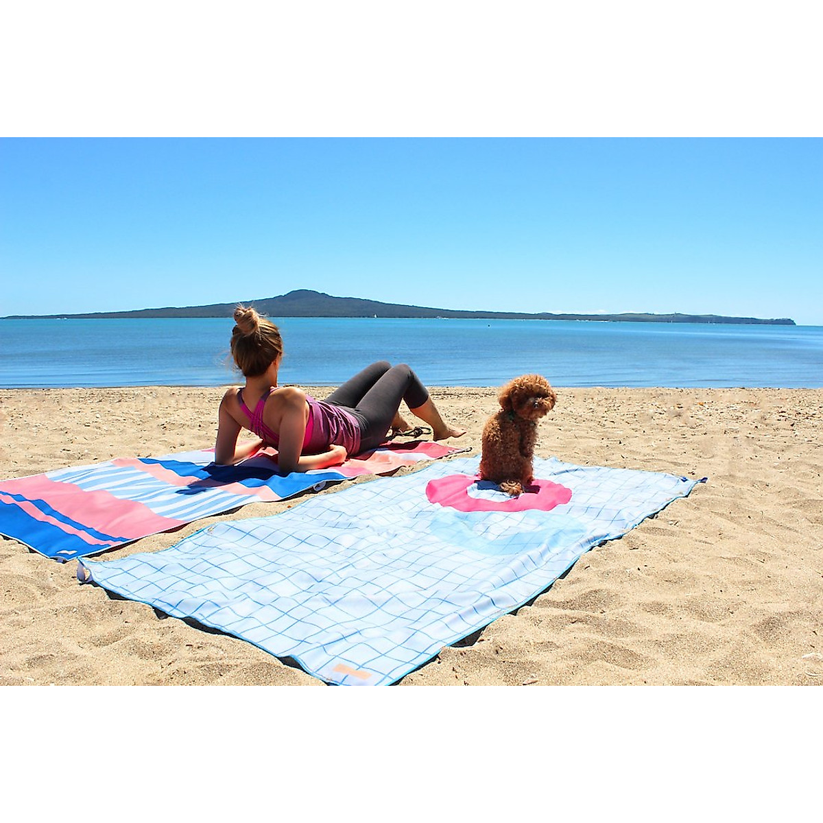 Super Maneuver Microfiber Beach Towel & Bag. Lightweight, Compact & Quick-Dry. For Travel, the Beach, Pool, Gym, Yoga & Camping. Extra Large (71x35.5), Tropical Leaves
