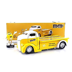 M&M's 1:24 1947 Ford COE Flatbed Die-cast Car & 2.75" Yellow Figure, Toys for Kids and Adults