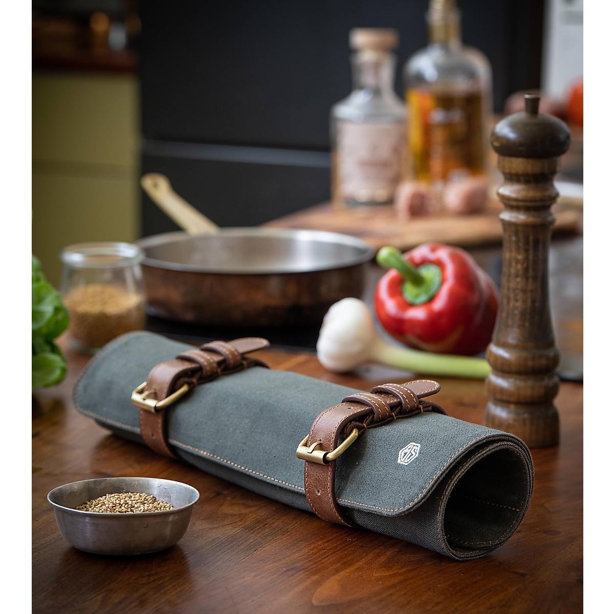 Knife Bag made of durable Canvas & genuine Leather - Chef's Knife Roll Case for Cooking & BBQ - Knives storage case Lars (Olive-Green)