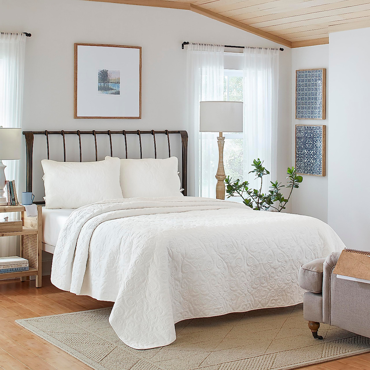 Laura Ashley Felicity Collection Quilt Set-100% Cotton, Reversible, All Season Bedding with Matching Sham(s), Pre-Washed for Added Softness, Queen, White